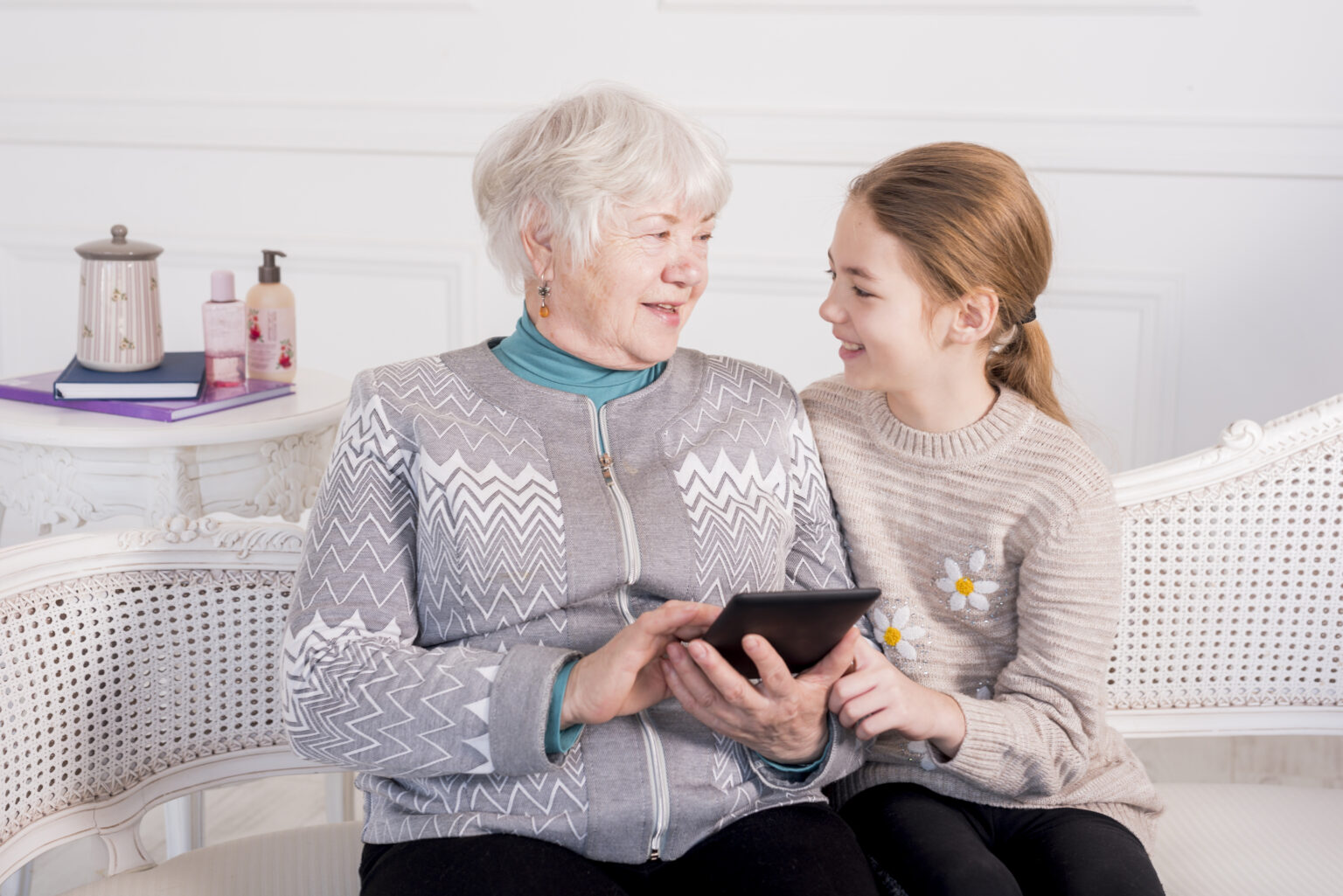 5 เทคนิค สื่อสารกับผู้สูงอายุอย่างไรให้เข้าใจ - Proudlycare